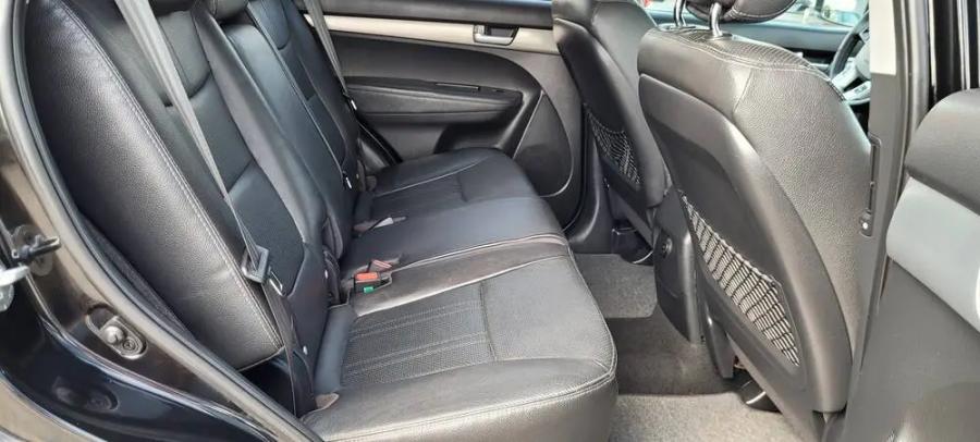 Black Kia Sorento 2012 in Riga, with an engine capacity of 2.20 L and mileage of 231 thousand km for 9200 €, photo 18 on AUTOMOTO.COM.LV
