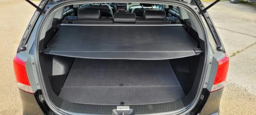 Black Kia Sorento 2012 in Riga, with an engine capacity of 2.20 L and mileage of 231 thousand km for 9200 €, photo 19 on AUTOMOTO.COM.LV