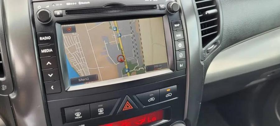 Black Kia Sorento 2012 in Riga, with an engine capacity of 2.20 L and mileage of 231 thousand km for 9200 €, photo 22 on AUTOMOTO.COM.LV