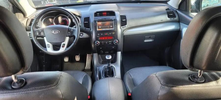 Black Kia Sorento 2012 in Riga, with an engine capacity of 2.20 L and mileage of 231 thousand km for 9200 €, photo 26 on AUTOMOTO.COM.LV