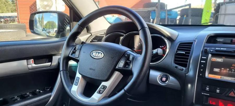 Black Kia Sorento 2012 in Riga, with an engine capacity of 2.20 L and mileage of 231 thousand km for 9200 €, photo 28 on AUTOMOTO.COM.LV