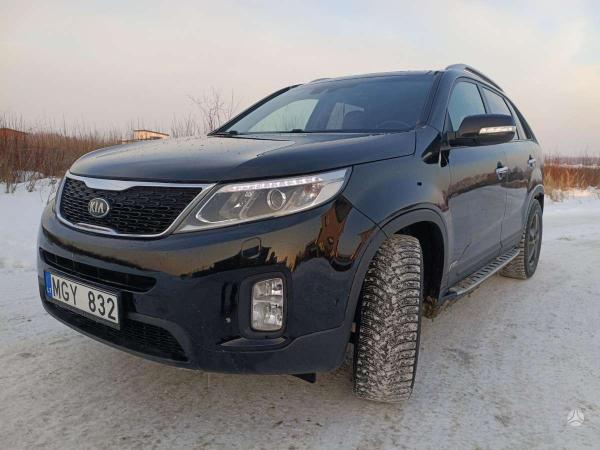 Black Kia Sorento 2013 in Kaunas, with an engine capacity of 2.20 L and mileage of 190 thousand km for 9800 €, photo 1 on AUTOMOTO.COM.LV