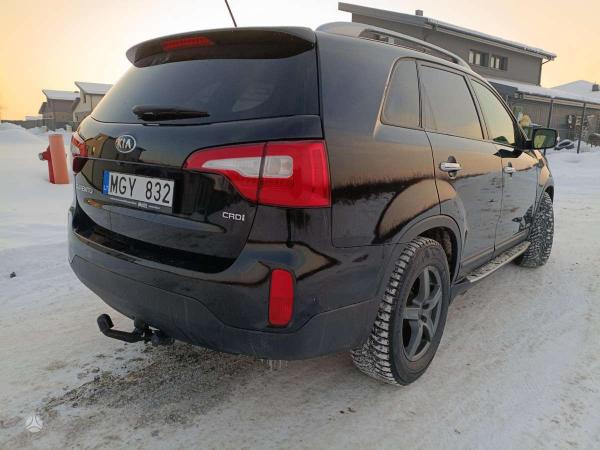 Black Kia Sorento 2013 in Kaunas, with an engine capacity of 2.20 L and mileage of 190 thousand km for 9800 €, photo 3 on AUTOMOTO.COM.LV