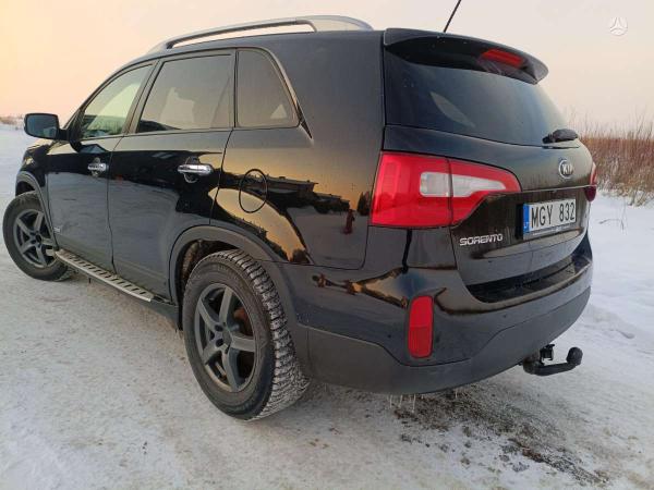 Black Kia Sorento 2013 in Kaunas, with an engine capacity of 2.20 L and mileage of 190 thousand km for 9800 €, photo 4 on AUTOMOTO.COM.LV