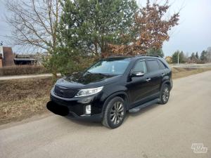 Melns Kia Sorento 2013 Panevēža, ar dzinēja tilpumu 2.20 L un nobraukumu 265 tūkst. km par 11000 €, foto  vietnē AUTOMOTO.COM.LV