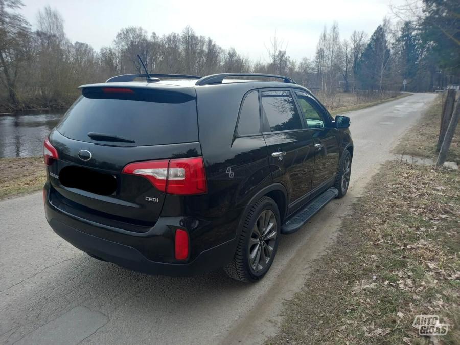 Black Kia Sorento 2013 in Panevezys, with an engine capacity of 2.20 L and mileage of 265 thousand km for 11000 €, photo 4 on AUTOMOTO.COM.LV
