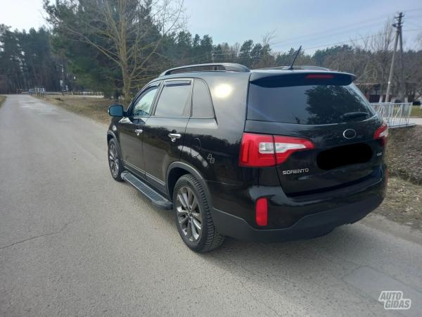 Black Kia Sorento 2013 in Panevezys, with an engine capacity of 2.20 L and mileage of 265 thousand km for 11000 €, photo 4 on AUTOMOTO.COM.LV