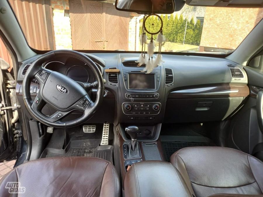 Black Kia Sorento 2013 in Panevezys, with an engine capacity of 2.20 L and mileage of 265 thousand km for 11000 €, photo 8 on AUTOMOTO.COM.LV