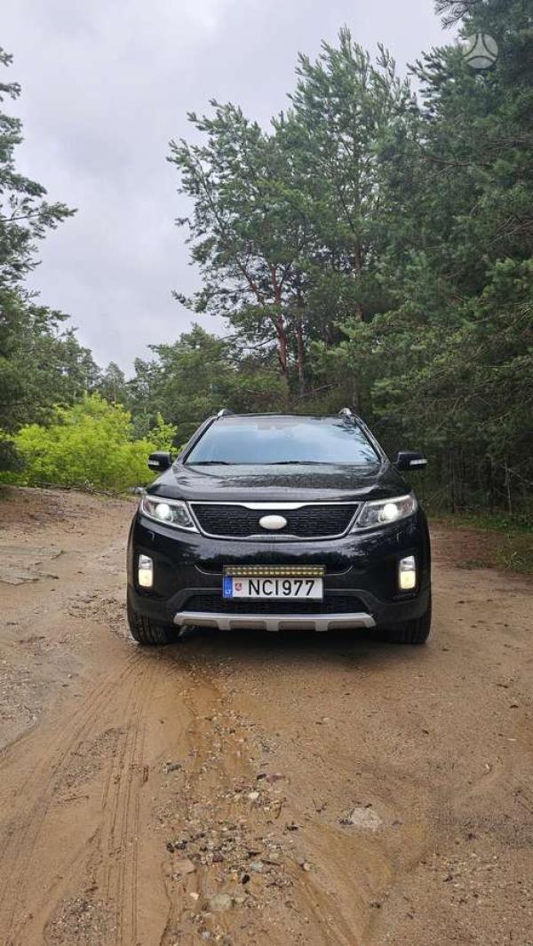 Black Kia Sorento 2013 in Vilnius, with an engine capacity of 2.20 L and mileage of 286 thousand km for 9500 €, photo 1 on AUTOMOTO.COM.LV