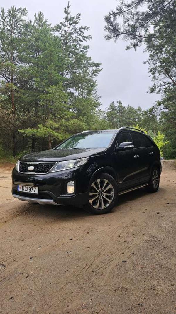 Black Kia Sorento 2013 in Vilnius, with an engine capacity of 2.20 L and mileage of 286 thousand km for 9500 €, photo 2 on AUTOMOTO.COM.LV