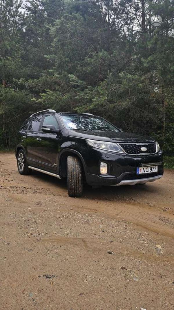Black Kia Sorento 2013 in Vilnius, with an engine capacity of 2.20 L and mileage of 286 thousand km for 9500 €, photo 3 on AUTOMOTO.COM.LV