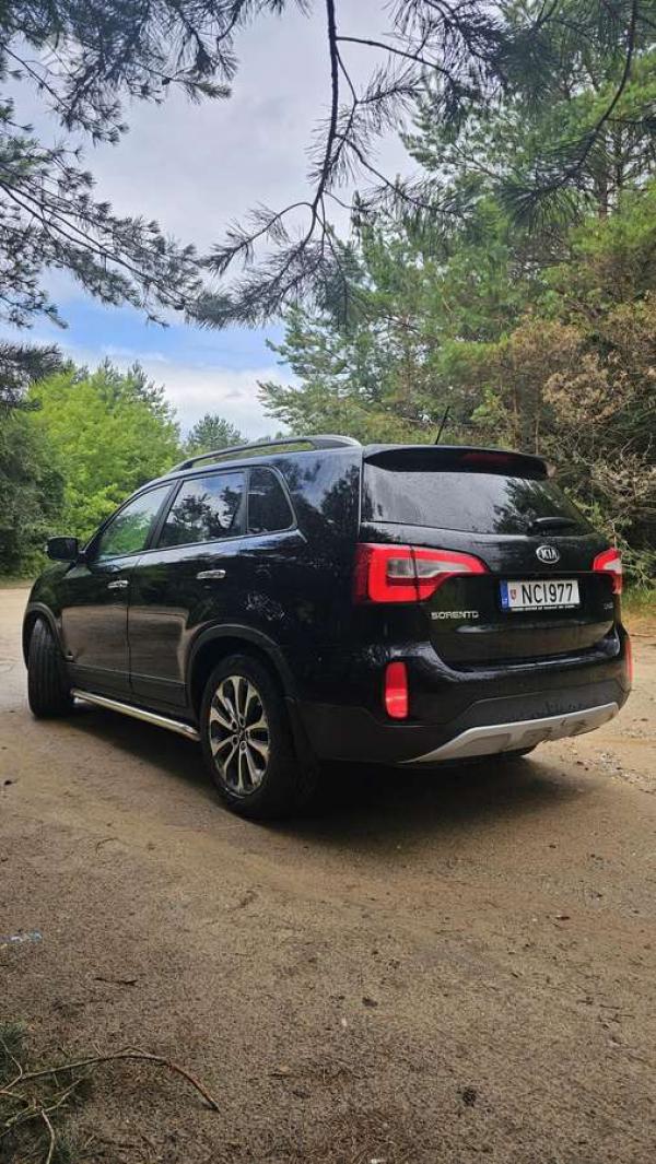 Black Kia Sorento 2013 in Vilnius, with an engine capacity of 2.20 L and mileage of 286 thousand km for 9500 €, photo 5 on AUTOMOTO.COM.LV