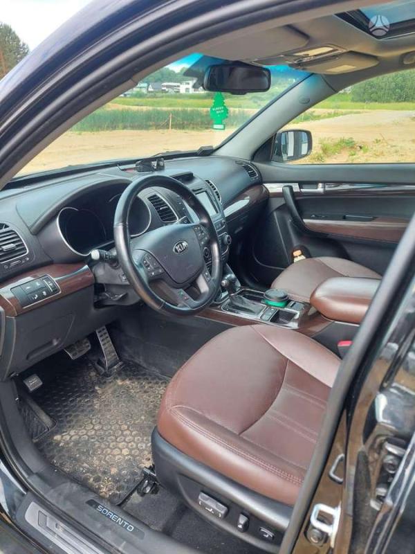 Black Kia Sorento 2013 in Vilnius, with an engine capacity of 2.20 L and mileage of 286 thousand km for 9500 €, photo 7 on AUTOMOTO.COM.LV