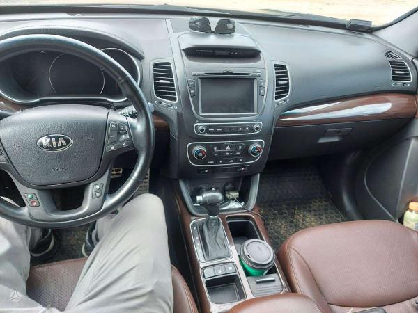 Black Kia Sorento 2013 in Vilnius, with an engine capacity of 2.20 L and mileage of 286 thousand km for 9500 €, photo 9 on AUTOMOTO.COM.LV