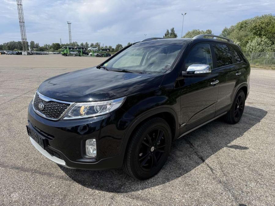 Black Kia Sorento 2013 in Marijampole, with an engine capacity of 2.20 L and mileage of 193 thousand km for 7950 €, photo 1 on AUTOMOTO.COM.LV