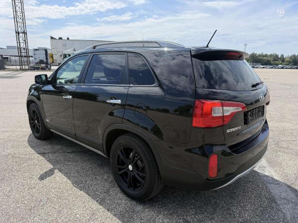 Black Kia Sorento 2013 in Marijampole, with an engine capacity of 2.20 L and mileage of 193 thousand km for 7950 €, photo 3 on AUTOMOTO.COM.LV