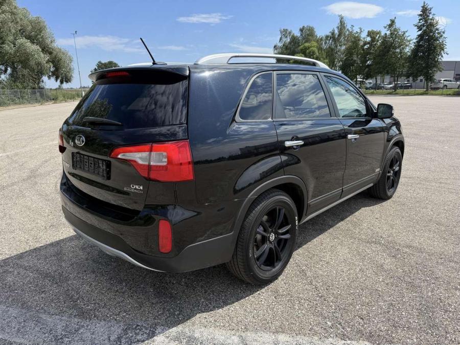 Black Kia Sorento 2013 in Marijampole, with an engine capacity of 2.20 L and mileage of 193 thousand km for 7950 €, photo 5 on AUTOMOTO.COM.LV