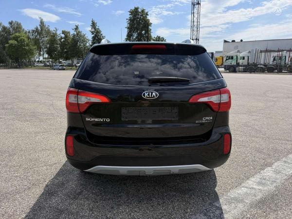 Black Kia Sorento 2013 in Marijampole, with an engine capacity of 2.20 L and mileage of 193 thousand km for 7950 €, photo 5 on AUTOMOTO.COM.LV