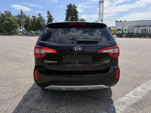 Black Kia Sorento 2013 in Marijampole, with an engine capacity of 2.20 L and mileage of 193 thousand km for 7950 €, photo 6 on AUTOMOTO.COM.LV