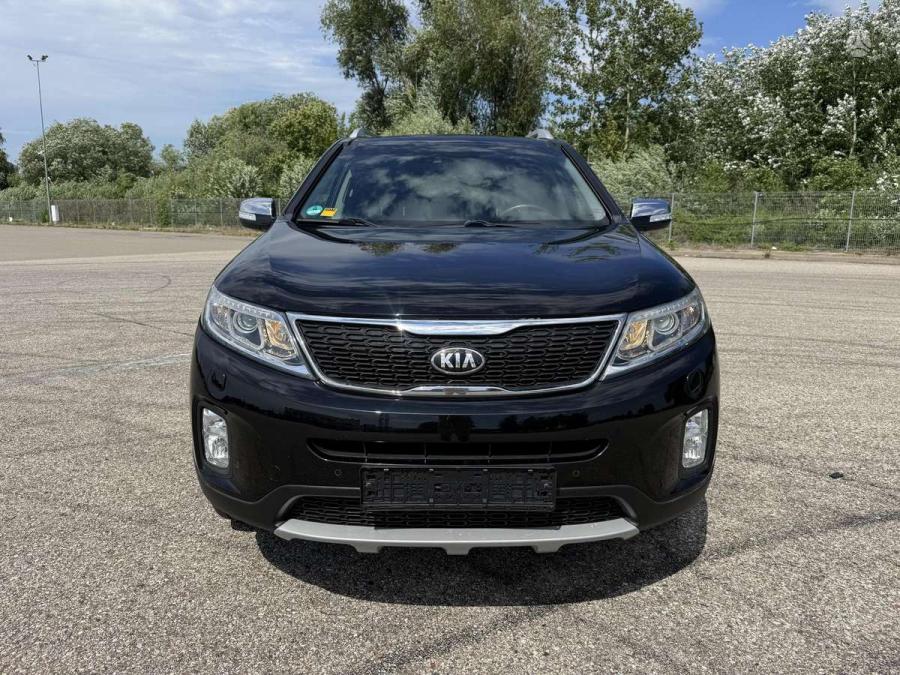 Black Kia Sorento 2013 in Marijampole, with an engine capacity of 2.20 L and mileage of 193 thousand km for 7950 €, photo 7 on AUTOMOTO.COM.LV