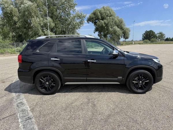 Black Kia Sorento 2013 in Marijampole, with an engine capacity of 2.20 L and mileage of 193 thousand km for 7950 €, photo 7 on AUTOMOTO.COM.LV