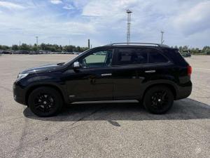 Black Kia Sorento 2013 in Marijampole, with an engine capacity of 2.20 L and mileage of 193 thousand km for 7950 €, photo 9 on AUTOMOTO.COM.LV
