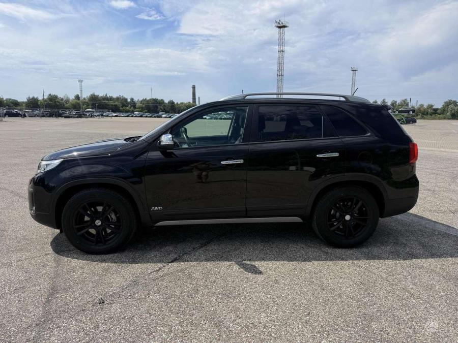 Black Kia Sorento 2013 in Marijampole, with an engine capacity of 2.20 L and mileage of 193 thousand km for 7950 €, photo 9 on AUTOMOTO.COM.LV