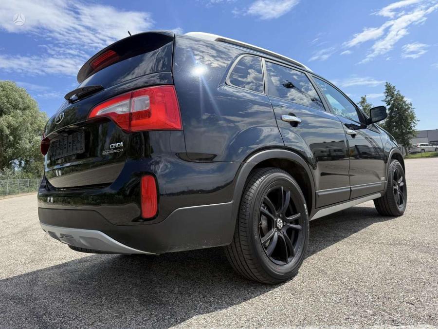 Black Kia Sorento 2013 in Marijampole, with an engine capacity of 2.20 L and mileage of 193 thousand km for 7950 €, photo 12 on AUTOMOTO.COM.LV
