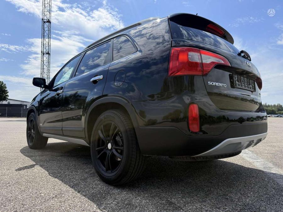 Black Kia Sorento 2013 in Marijampole, with an engine capacity of 2.20 L and mileage of 193 thousand km for 7950 €, photo 13 on AUTOMOTO.COM.LV