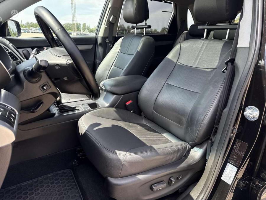 Black Kia Sorento 2013 in Marijampole, with an engine capacity of 2.20 L and mileage of 193 thousand km for 7950 €, photo 14 on AUTOMOTO.COM.LV