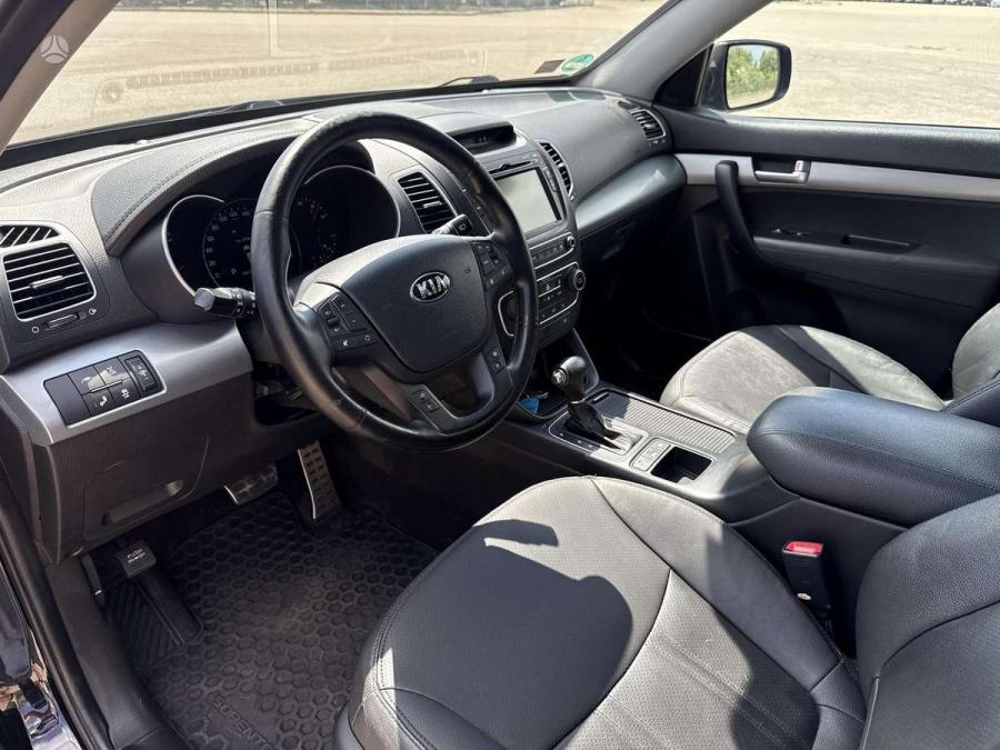 Black Kia Sorento 2013 in Marijampole, with an engine capacity of 2.20 L and mileage of 193 thousand km for 7950 €, photo 15 on AUTOMOTO.COM.LV