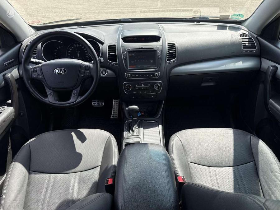 Black Kia Sorento 2013 in Marijampole, with an engine capacity of 2.20 L and mileage of 193 thousand km for 7950 €, photo 16 on AUTOMOTO.COM.LV