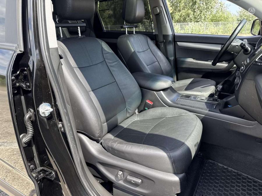 Black Kia Sorento 2013 in Marijampole, with an engine capacity of 2.20 L and mileage of 193 thousand km for 7950 €, photo 18 on AUTOMOTO.COM.LV