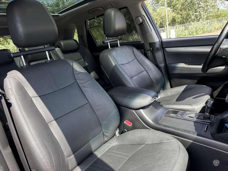 Black Kia Sorento 2013 in Marijampole, with an engine capacity of 2.20 L and mileage of 193 thousand km for 7950 €, photo 19 on AUTOMOTO.COM.LV