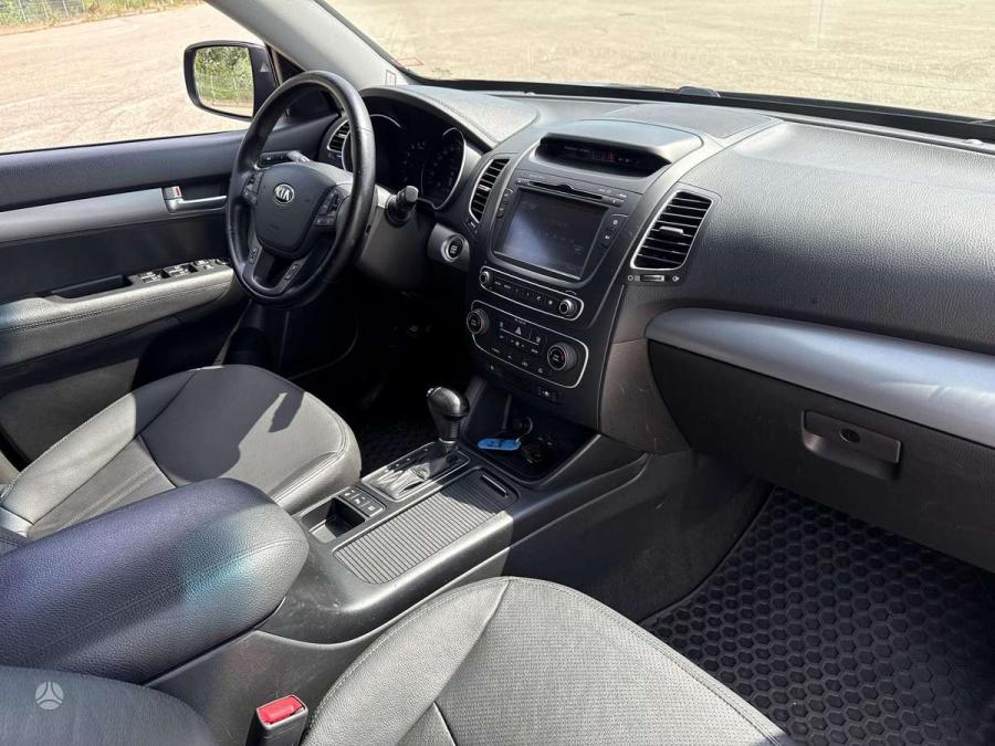 Black Kia Sorento 2013 in Marijampole, with an engine capacity of 2.20 L and mileage of 193 thousand km for 7950 €, photo 20 on AUTOMOTO.COM.LV