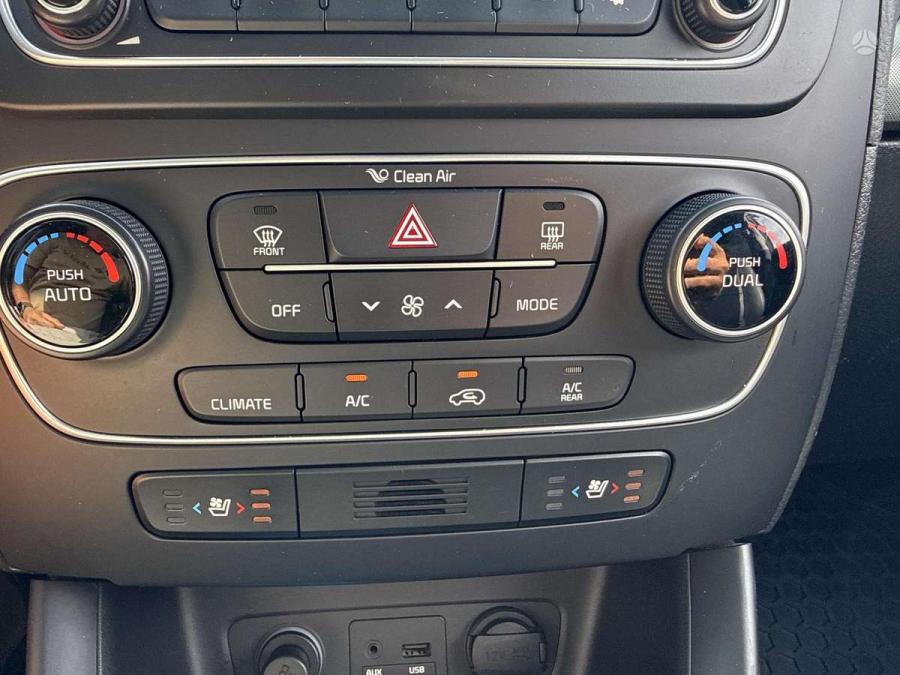 Black Kia Sorento 2013 in Marijampole, with an engine capacity of 2.20 L and mileage of 193 thousand km for 7950 €, photo 26 on AUTOMOTO.COM.LV