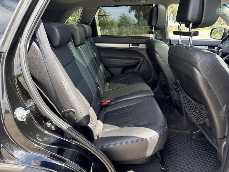 Black Kia Sorento 2013 in Marijampole, with an engine capacity of 2.20 L and mileage of 193 thousand km for 7950 €, photo 28 on AUTOMOTO.COM.LV