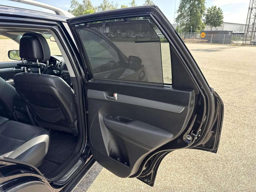 Black Kia Sorento 2013 in Marijampole, with an engine capacity of 2.20 L and mileage of 193 thousand km for 7950 €, photo 29 on AUTOMOTO.COM.LV