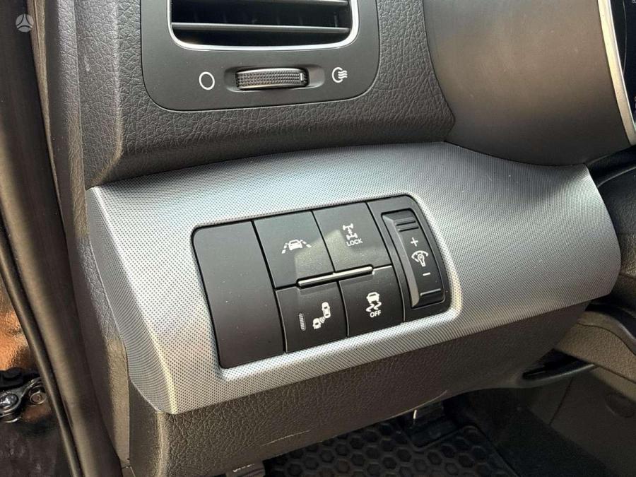Black Kia Sorento 2013 in Marijampole, with an engine capacity of 2.20 L and mileage of 193 thousand km for 7950 €, photo 36 on AUTOMOTO.COM.LV