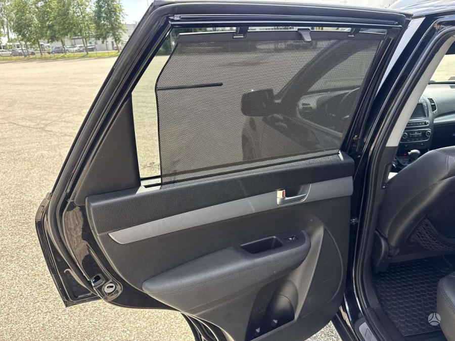 Black Kia Sorento 2013 in Marijampole, with an engine capacity of 2.20 L and mileage of 193 thousand km for 7950 €, photo 39 on AUTOMOTO.COM.LV
