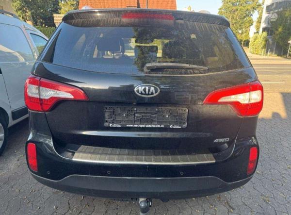 Black Kia Sorento 2013 in Vilkaviskis, with an engine capacity of 2.20 L and mileage of 174 thousand km for 8300 €, photo 3 on AUTOMOTO.COM.LV