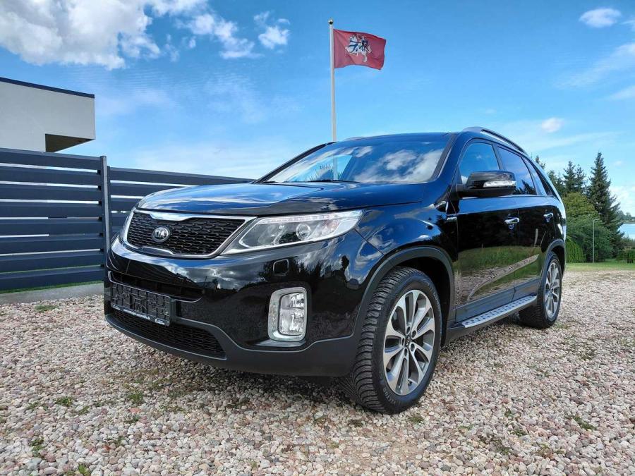 Black Kia Sorento 2013 in Vilkaviskis, with an engine capacity of 2.20 L and mileage of 176 thousand km for 9800 €, photo 1 on AUTOMOTO.COM.LV