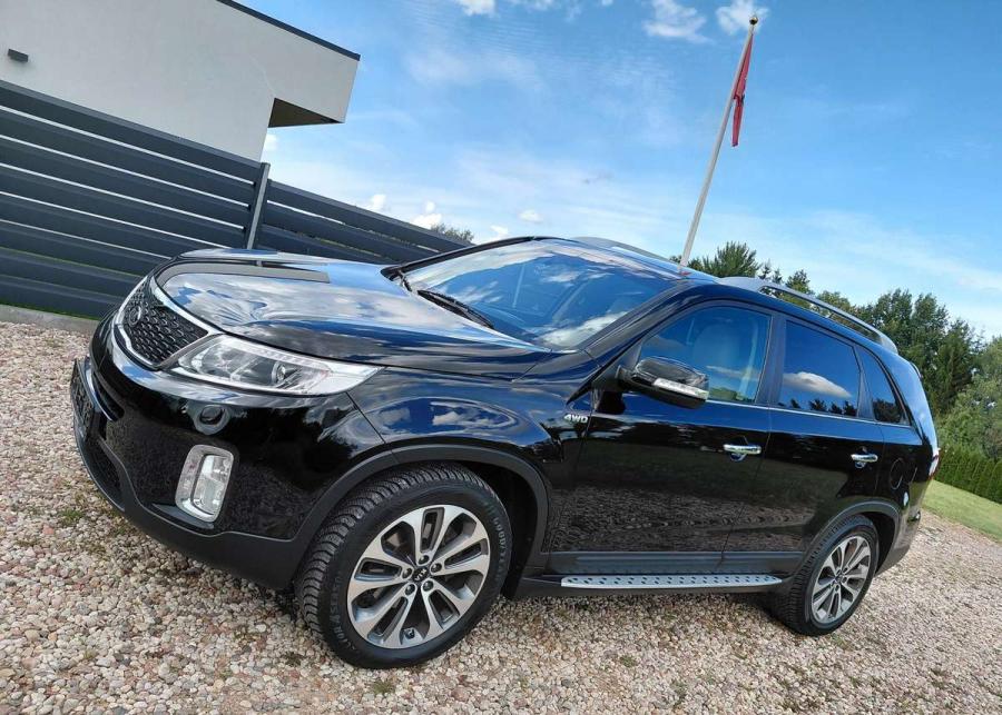 Black Kia Sorento 2013 in Vilkaviskis, with an engine capacity of 2.20 L and mileage of 176 thousand km for 9800 €, photo 5 on AUTOMOTO.COM.LV