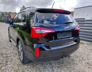 Black Kia Sorento 2013 in Vilkaviskis, with an engine capacity of 2.20 L and mileage of 176 thousand km for 9800 €, photo 9 on AUTOMOTO.COM.LV