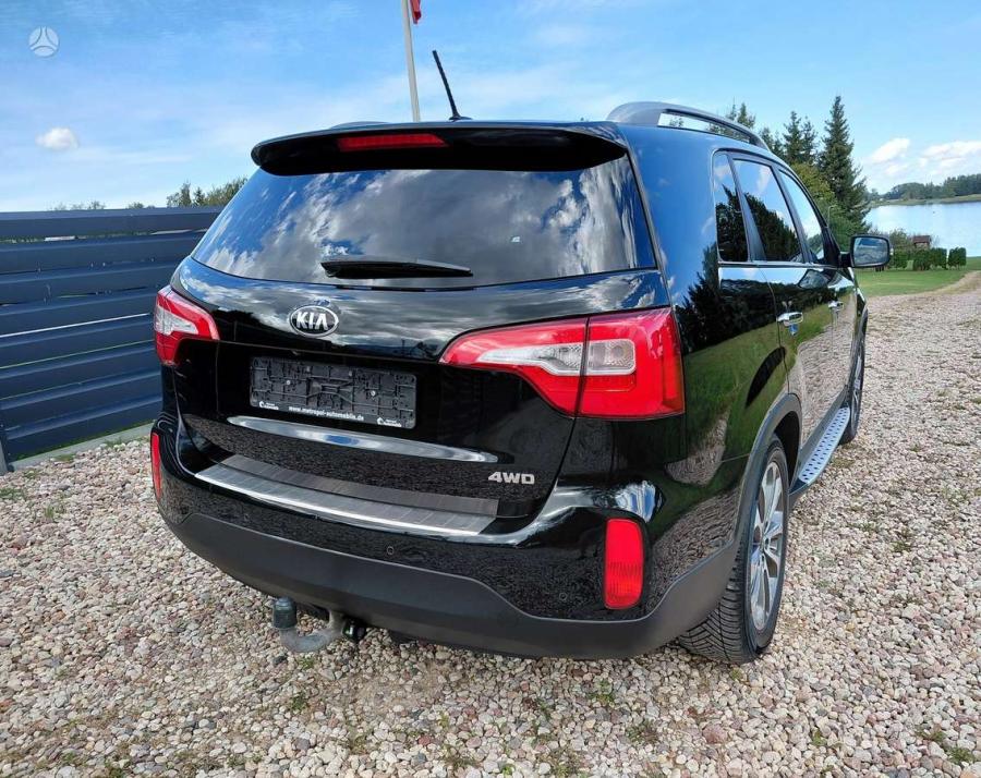 Black Kia Sorento 2013 in Vilkaviskis, with an engine capacity of 2.20 L and mileage of 176 thousand km for 9800 €, photo 10 on AUTOMOTO.COM.LV
