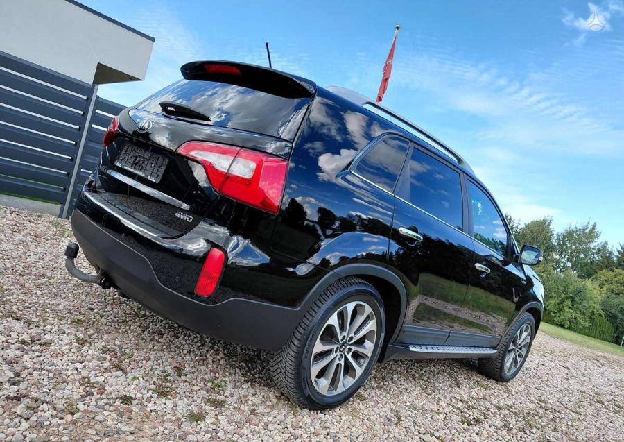 Black Kia Sorento 2013 in Vilkaviskis, with an engine capacity of 2.20 L and mileage of 176 thousand km for 9800 €, photo 12 on AUTOMOTO.COM.LV
