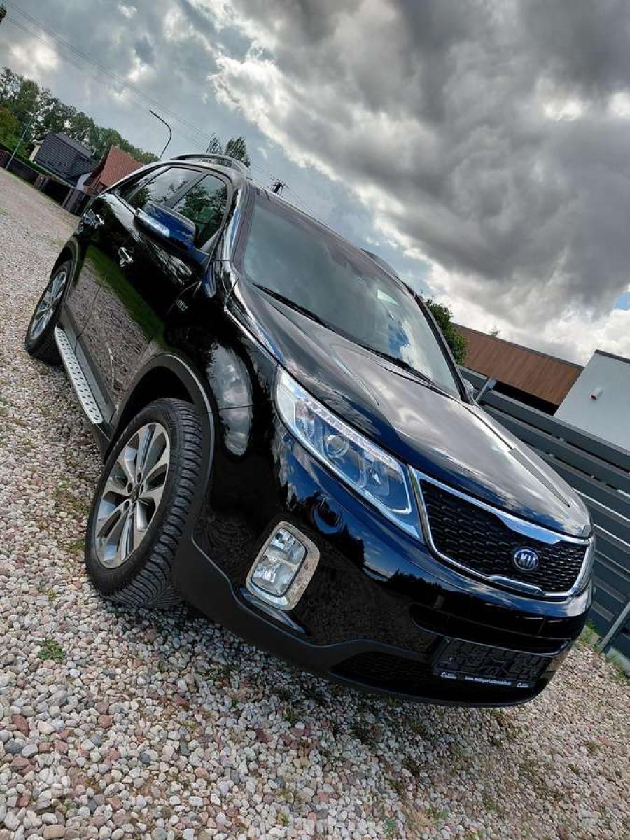 Black Kia Sorento 2013 in Vilkaviskis, with an engine capacity of 2.20 L and mileage of 176 thousand km for 9800 €, photo 15 on AUTOMOTO.COM.LV