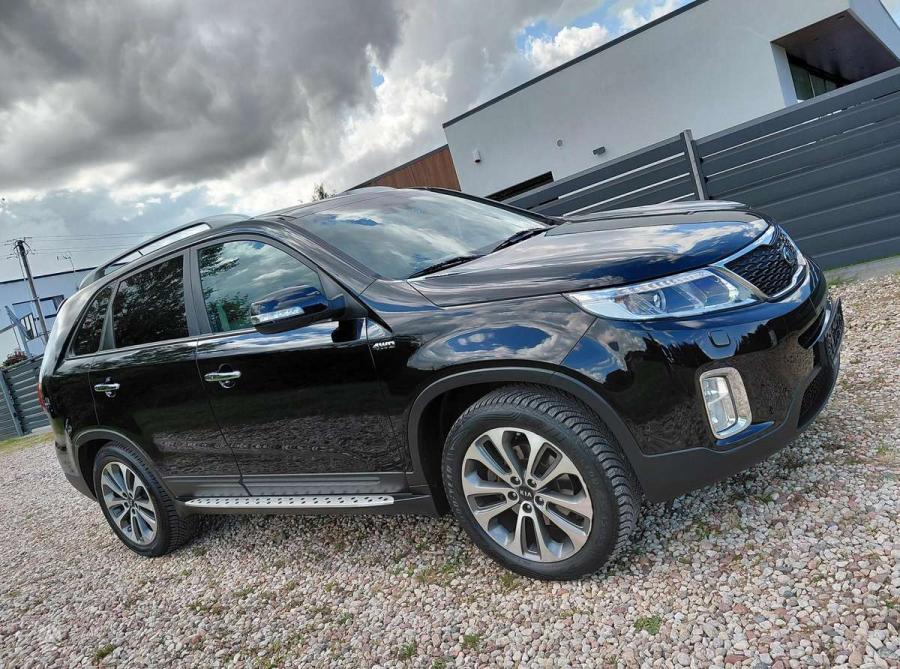 Black Kia Sorento 2013 in Vilkaviskis, with an engine capacity of 2.20 L and mileage of 176 thousand km for 9800 €, photo 16 on AUTOMOTO.COM.LV