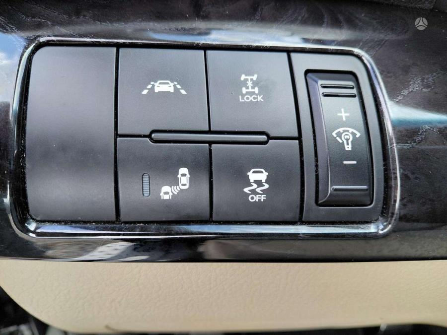 Black Kia Sorento 2013 in Vilkaviskis, with an engine capacity of 2.20 L and mileage of 176 thousand km for 9800 €, photo 26 on AUTOMOTO.COM.LV