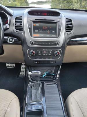 Black Kia Sorento 2013 in Vilkaviskis, with an engine capacity of 2.20 L and mileage of 176 thousand km for 9800 €, photo 30 on AUTOMOTO.COM.LV